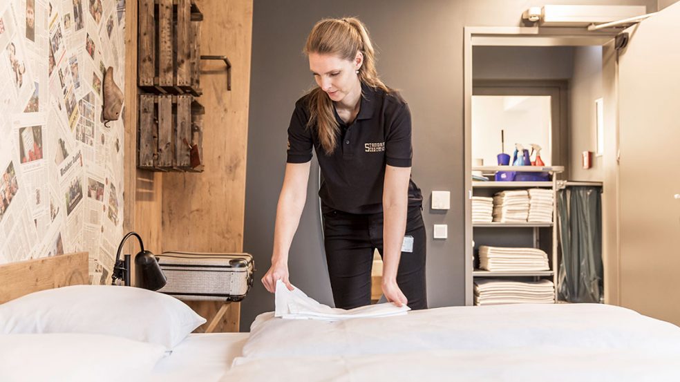 Wanzl wire tech 100 schafft Ordnung im Hotel – vom Housekeeping bis zum ...