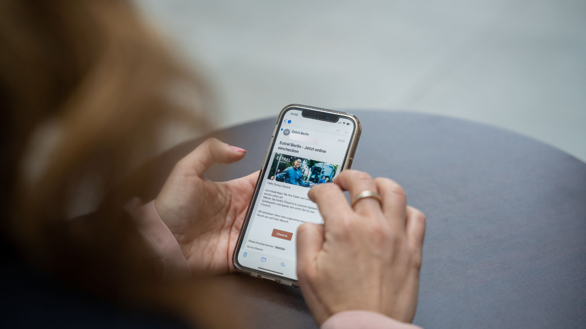 Estrel Berlin setzt auf digitale Lösungen von straiv für Check-in und ...